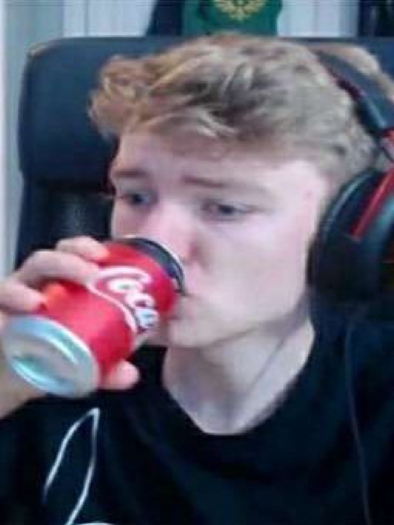 The Streamer Next Door Tommyinit X Reader 273458111 | PDF | Tempo | Cama