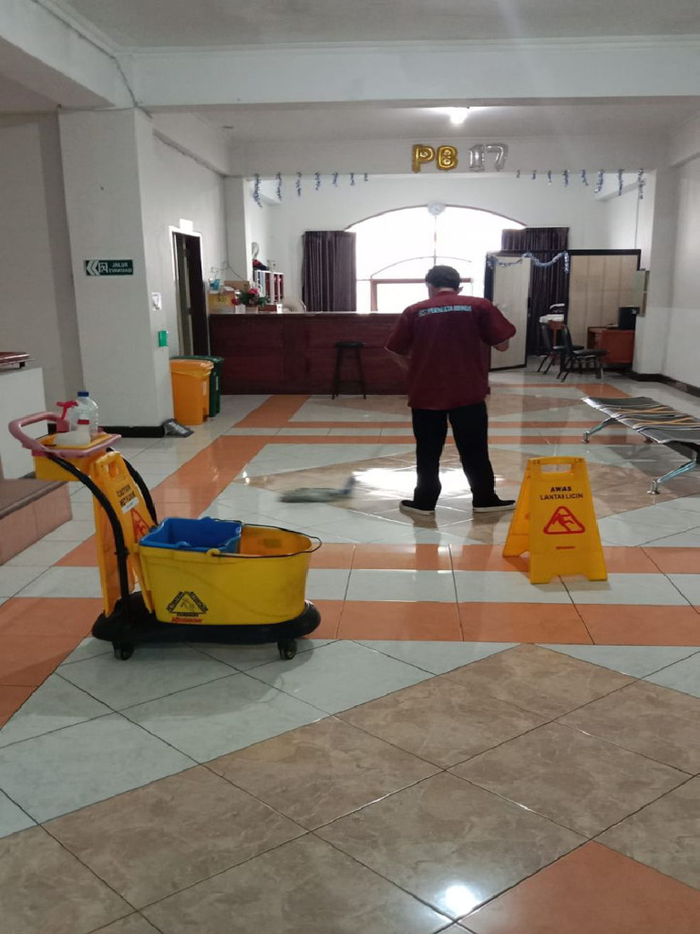 Pemberian Tanda Lantai Licin Saat Dilakukan Pembersihan Lantai | PDF