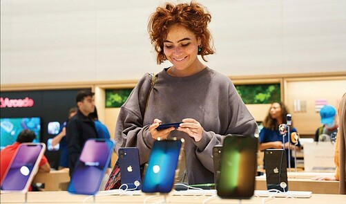 Apple Sold More Phones Than Any Other Company Last Year – For The First ...